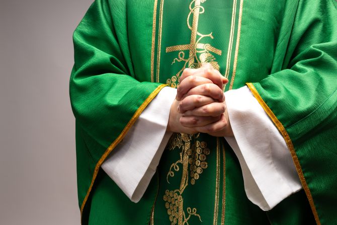 Fogdosta a 13 éves fiú nemiszervét a papbácsi, a srác később ... Fogdosta a 13 éves fiú nemiszervét a papbácsi, a srác később ...